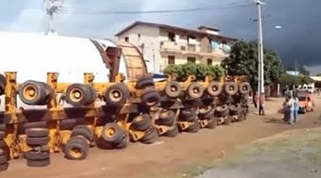 现场直击:国外实拍100多个轮的超长卡车侧翻!