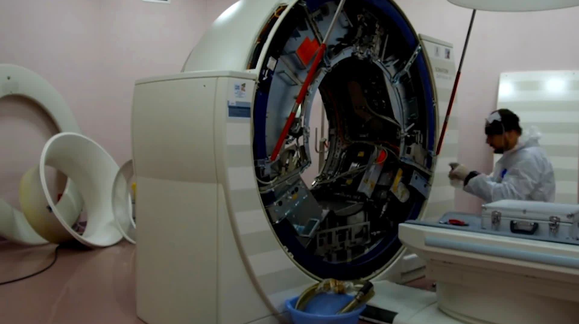 老外拆解CT机器,直观感受机器的转速,网友:吓得我不敢进医院了