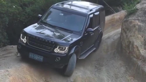 路虎大哥第一次经历这场面,幸亏松了一脚油门,不然就出大事了!