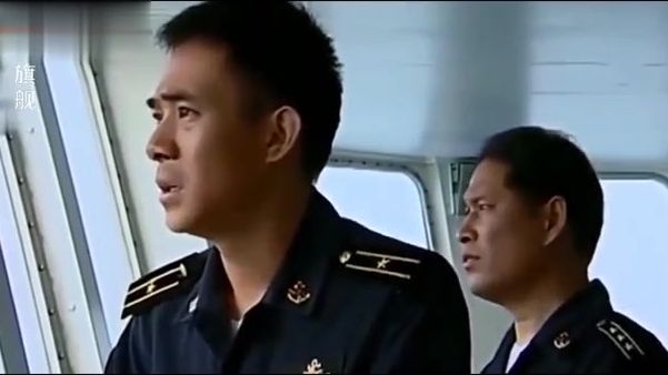 海上飘着不明物体,海军们认为是浮标,不料舰长一看直接下令开炮