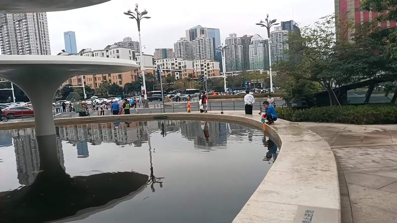 摆个小摊,被保安赶完,城管赶