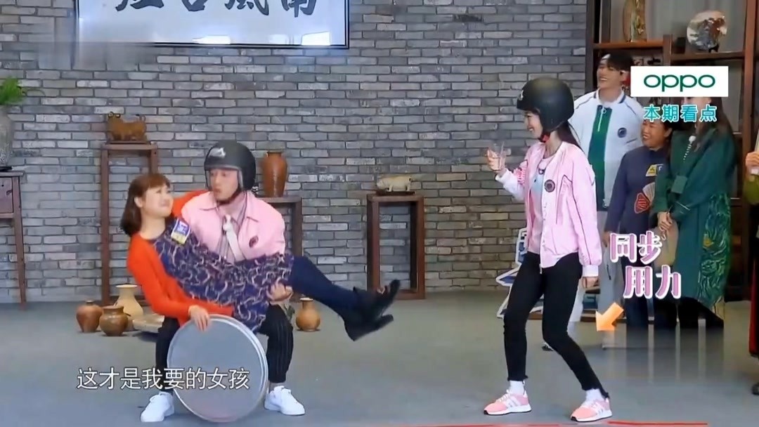 奔跑吧:郑凯抱大妈深蹲,表演途中忘记台词又得重来,瞬间崩溃