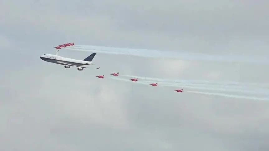 英国航空BOAC复古涂装747-400与"红箭"飞行表演队编队飞行