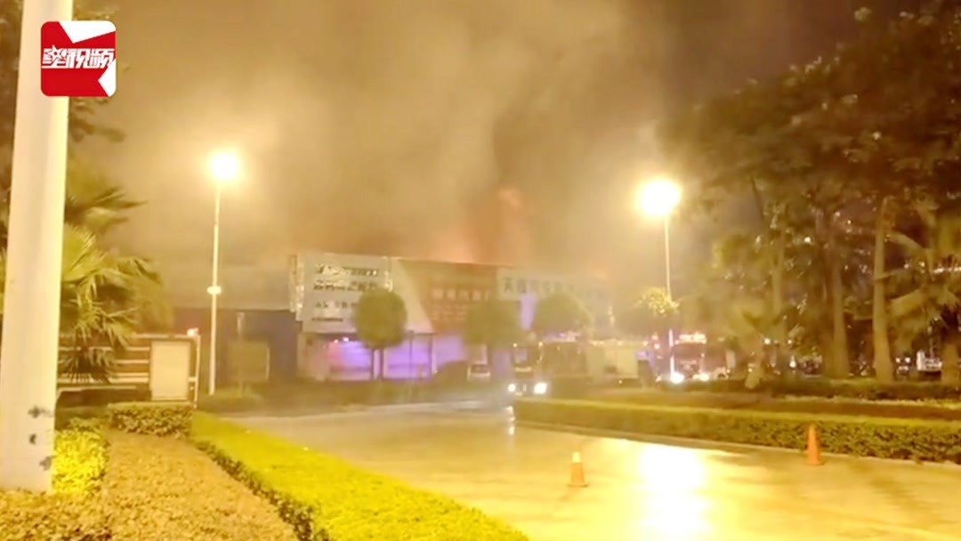   广西一汽修车间起火爆炸声不断,200平米铺面坍塌多辆汽车被烧