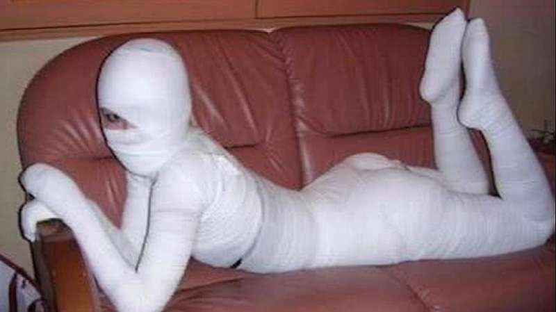 国外女子为保持身材,用绷带绑了自己三年,拆开后震惊全场!