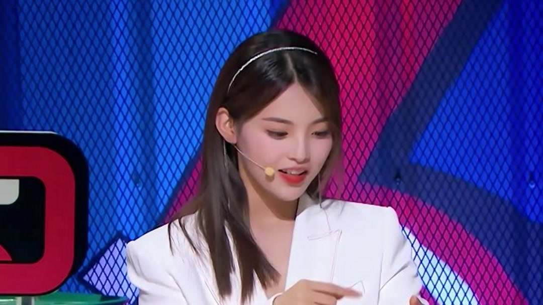 杨超越模仿吃瓜群众 马东感谢杨超越带《奇葩说》上热搜