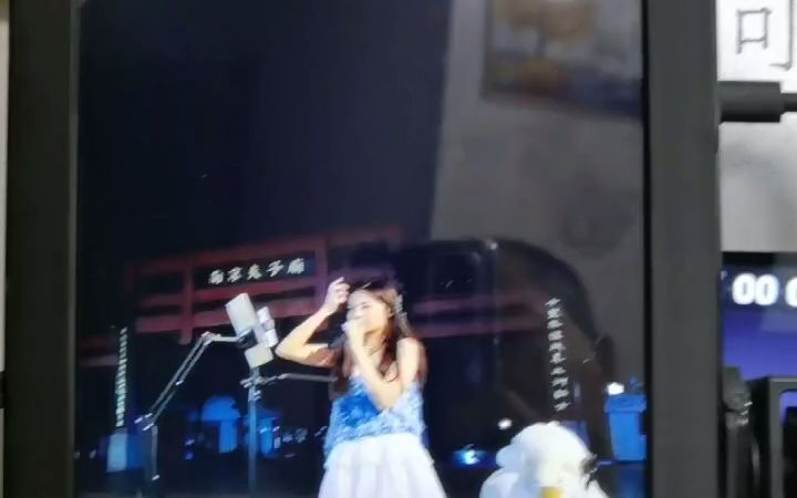 户外直播专用的苹果手机竖屏显示器