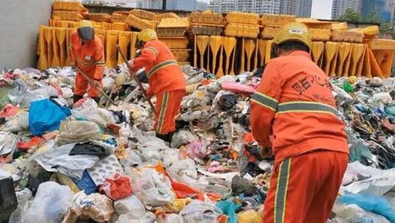 环卫翻8吨垃圾帮找回10万元首饰:失主将妻子首饰当成垃圾扔了