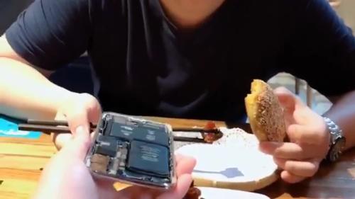 咱家是不是有矿,能让你卸我手机屏幕,这么好的手机被你弄成这样了