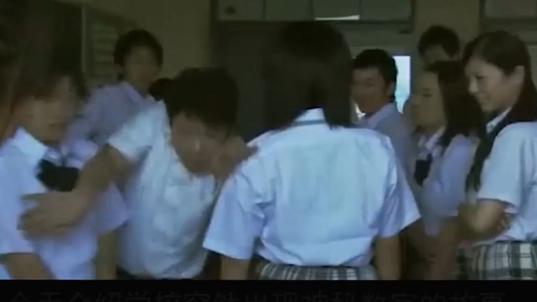 老师走进教室,发现所有学生都往窗外看,原