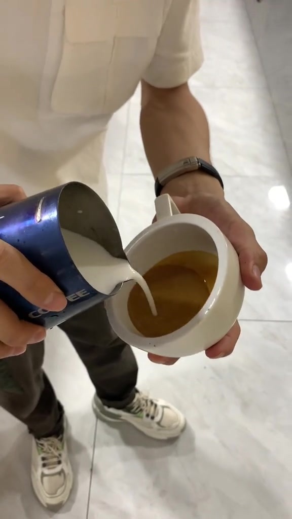 咖啡馆的拿铁咖啡的制作流程