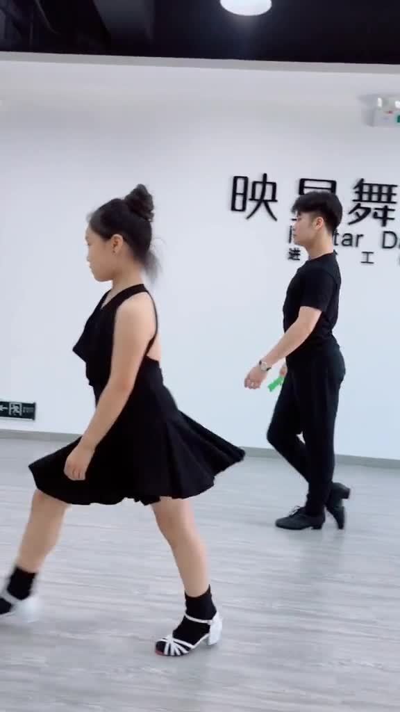 舞蹈老师真不容易啊,在模仿学生的错误动作这条路上越走越远