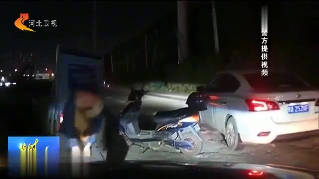 电动车开上快车道,轿车鸣笛引发"路怒症",骑车人对车一顿猛砸