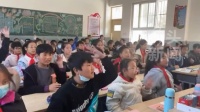 音乐老师带小学生跳课桌舞 网友:又是别人家的老师