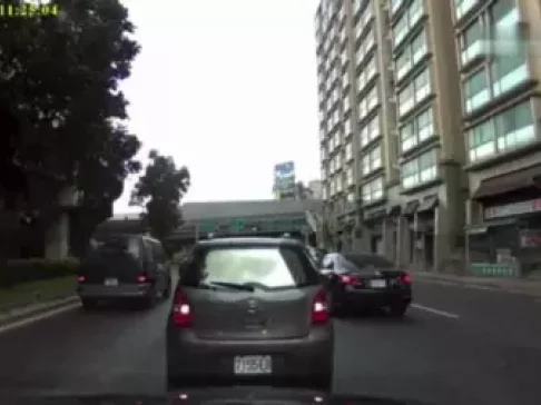 女司机遇到红灯竟然倒车, 和视频车发生碰撞