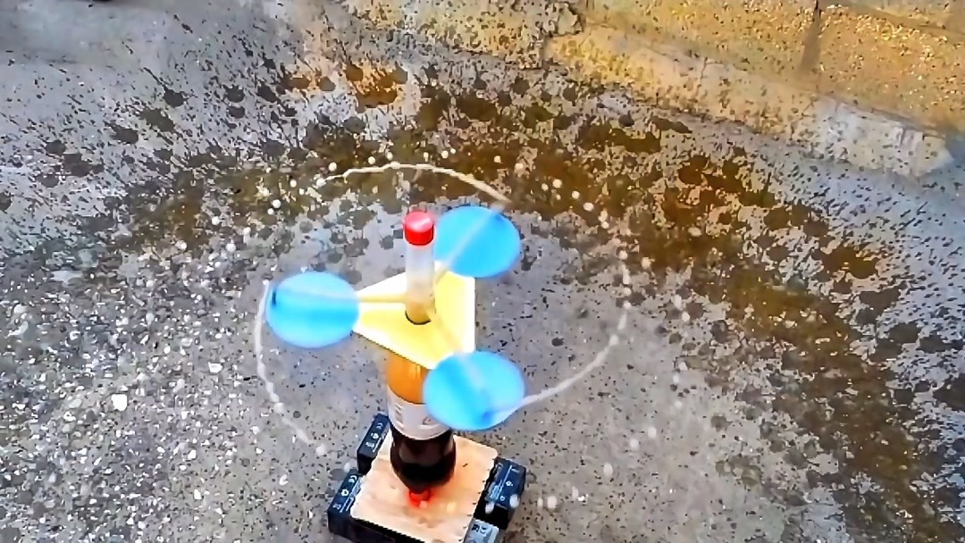 趣味小实验:简单又实用的生活小发明,洒水车就这样做成了