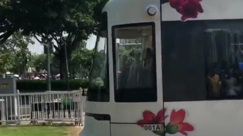 我国的科技进步的真快,离家一年回来就有无轨电车了,出门更加方便了