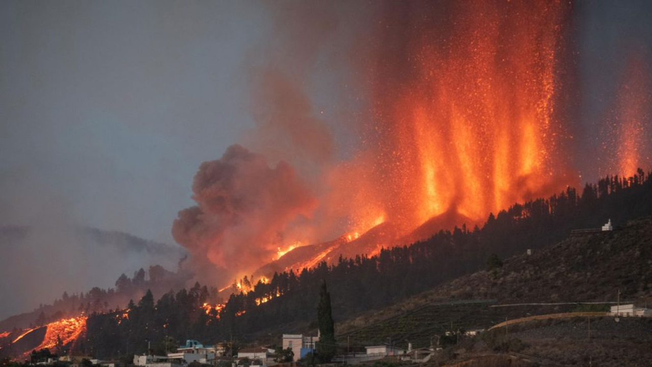 西班牙火山爆发,震撼实拍!滚石如三层楼房大小