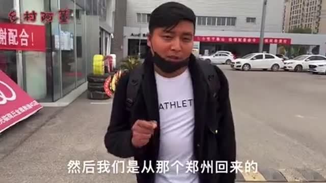 农村小俩口去奥迪4s店看车,交了一万定金,可把俩人兴奋坏了