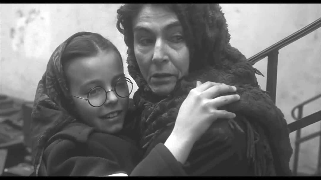 辛德勒的名单:最善良的还是孩子,纳粹小军官机智帮母女俩活了下来