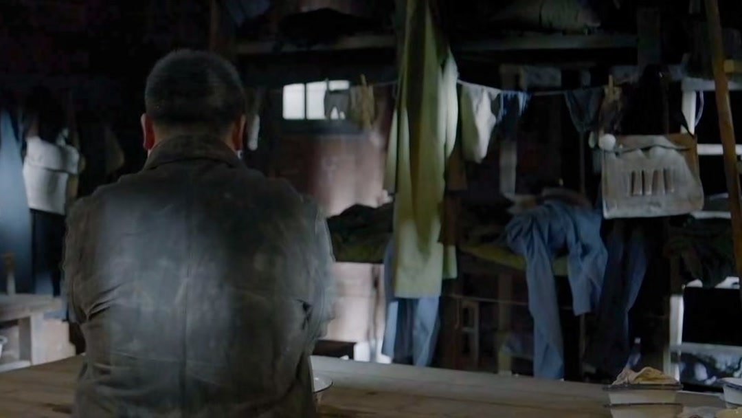 男生偷进女生宿舍,随手拿个布,让女孩含羞尖叫