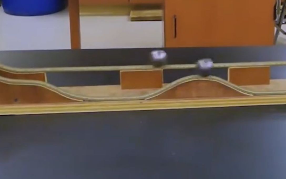 平滑轨道上和弯曲轨道上的小球,哪个滚的更快?结局太令人意外