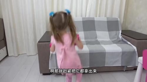 搞笑萌娃:伊娃偷拿娜娜的化妆盒,打扮成小公主,会被发现吗?