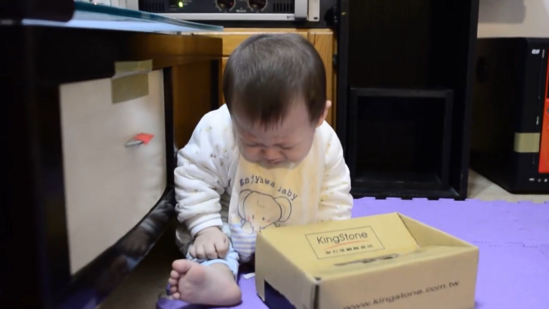 宝妈挠萌娃脚心想叫醒宝宝,被叫醒的娃一脸委屈,萌翻全家人!