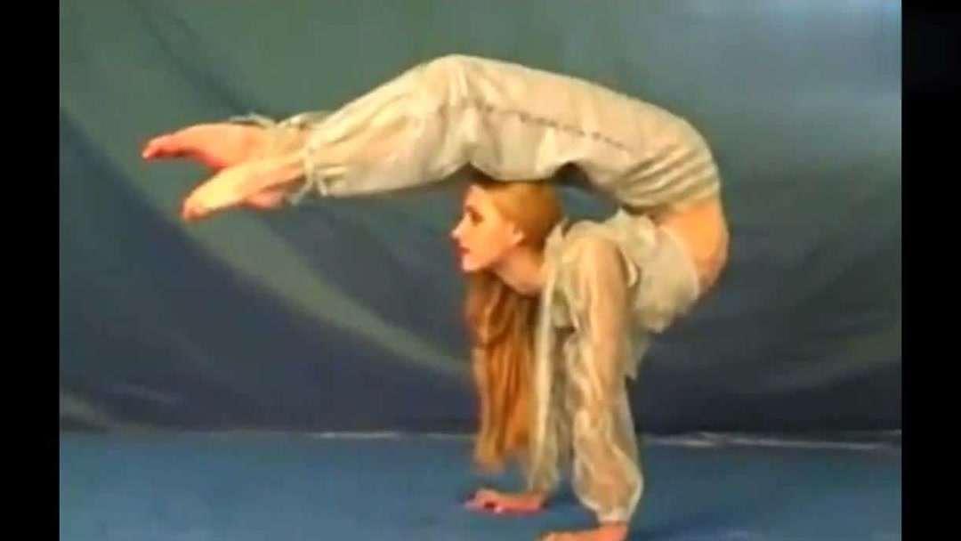 美女表演杂技柔术,只能用一个字来形容,美!