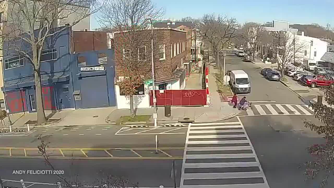 路边楼房轰然倒塌,要不是监控拍下,都不知道有多可怕