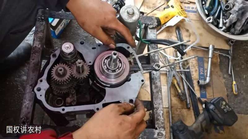 摩托车发动机中箱曲轴与档位齿轮安装技巧你知道多少?师傅教你