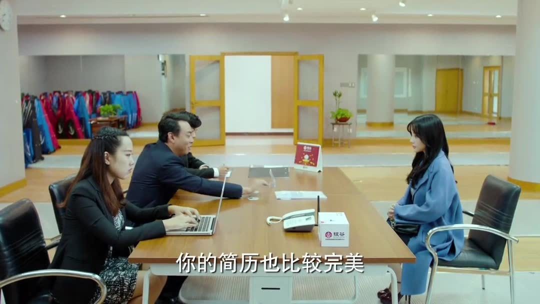 姑娘面试被HR赶走,集团大少爷进来:那是我老婆,面试官直接懵了