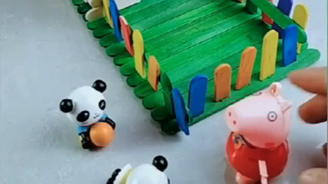 小熊猫的房子被风吹跑了,佩奇用雪糕棍做新房子,彩色小木屋做好了!