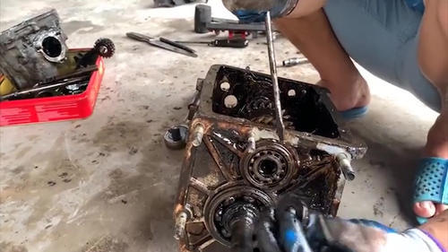 变速箱拆解完毕,所有的零件都布满油污