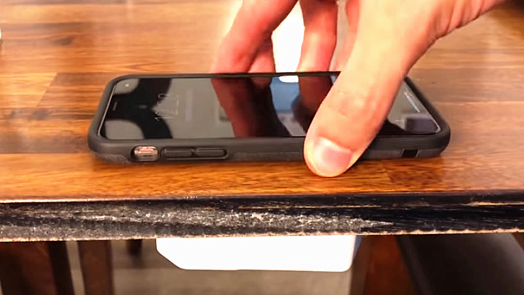 新型无线充电器,把手机放桌子上就能充电,网友:那么神奇?