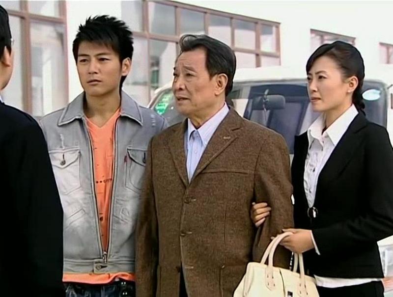 校长爸爸为了保住儿子的工作,竟低声下气的这样做,领导瞬间答应