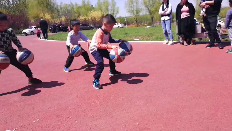 ...#篮球 看着都觉得超带劲。上周春游,孩子们在户外花式篮球双球表演...