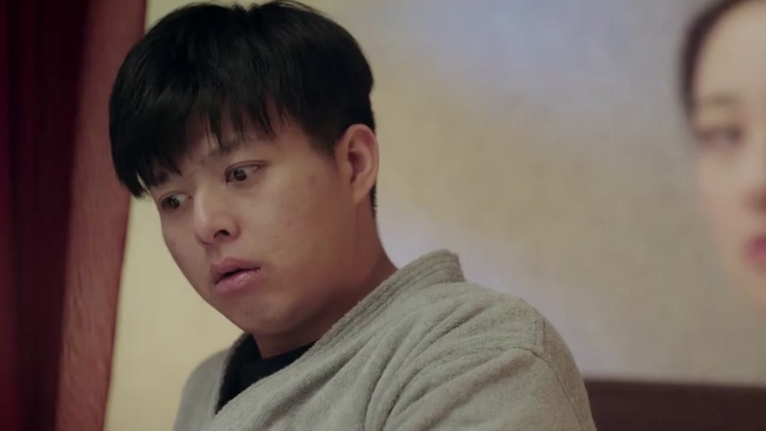 《入住请登记》男子打开了衣橱柜子 拿出了测谎机器