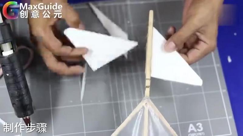 自制的橡皮筋飞机,居然飞的这么远!DIY手工能力简直爆棚啊!