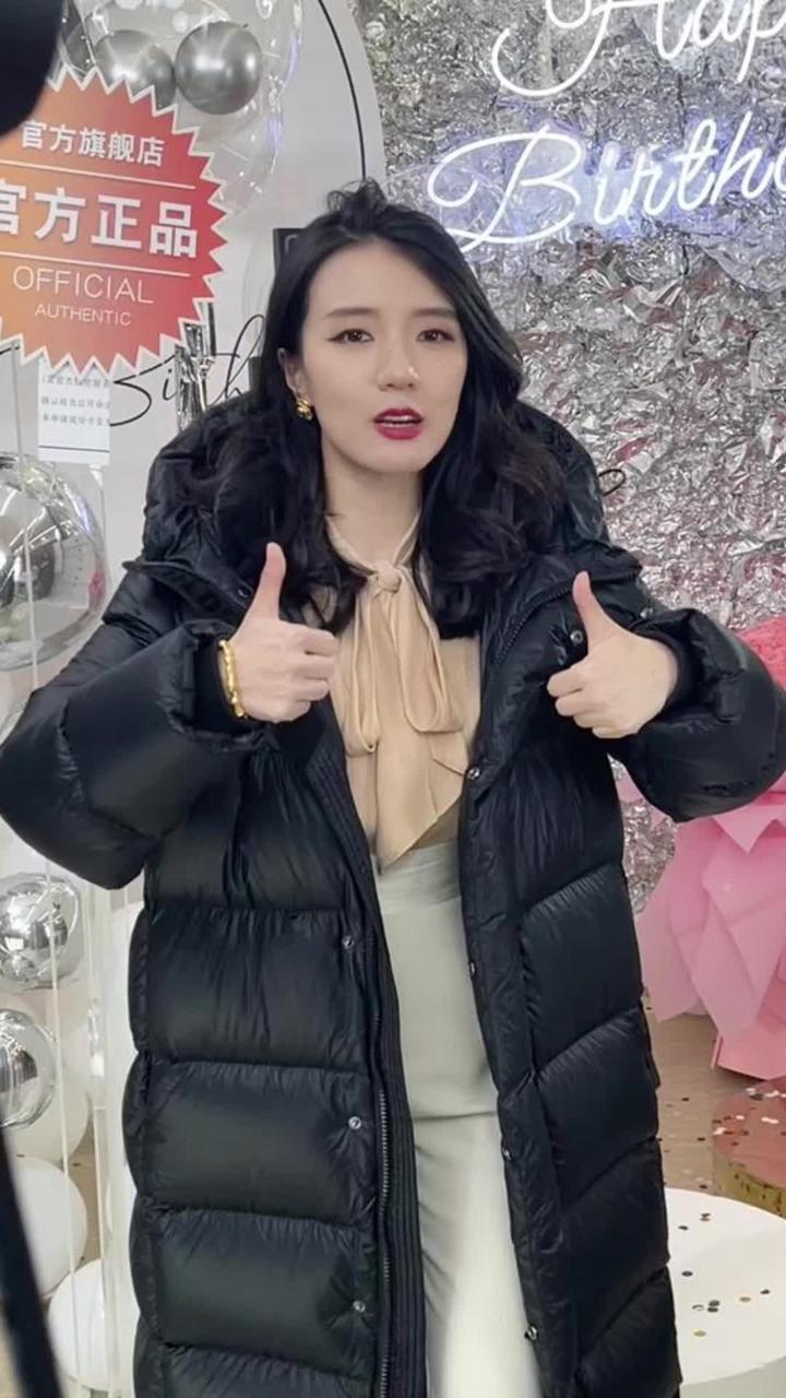 提前准备好冬季出行的时髦穿搭,就选这款黑金羽绒服!绝绝子#小小莎好...