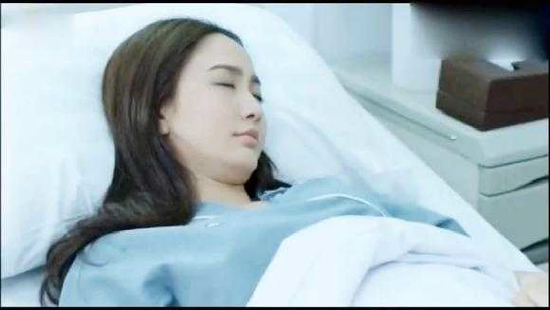 美女假装昏迷,没想到小伙挠她脚心,美女立马招架不住