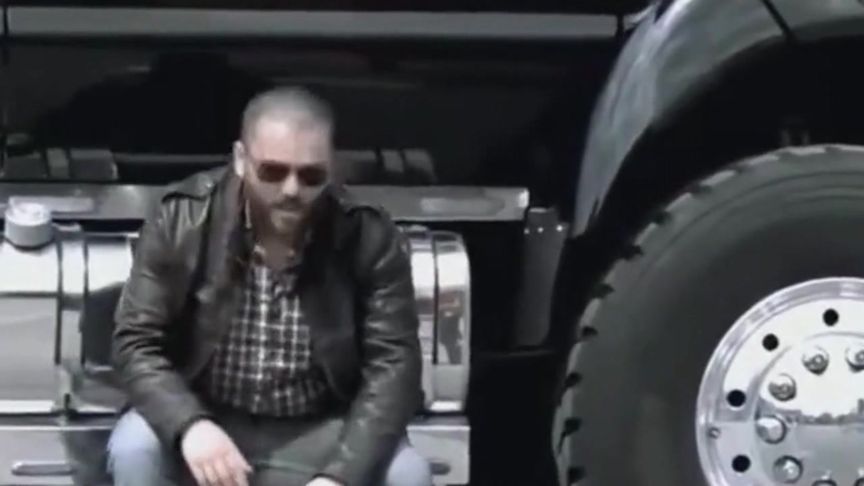 开着200万的福特去加油,加了半个还没满,仪表金额快满格了!