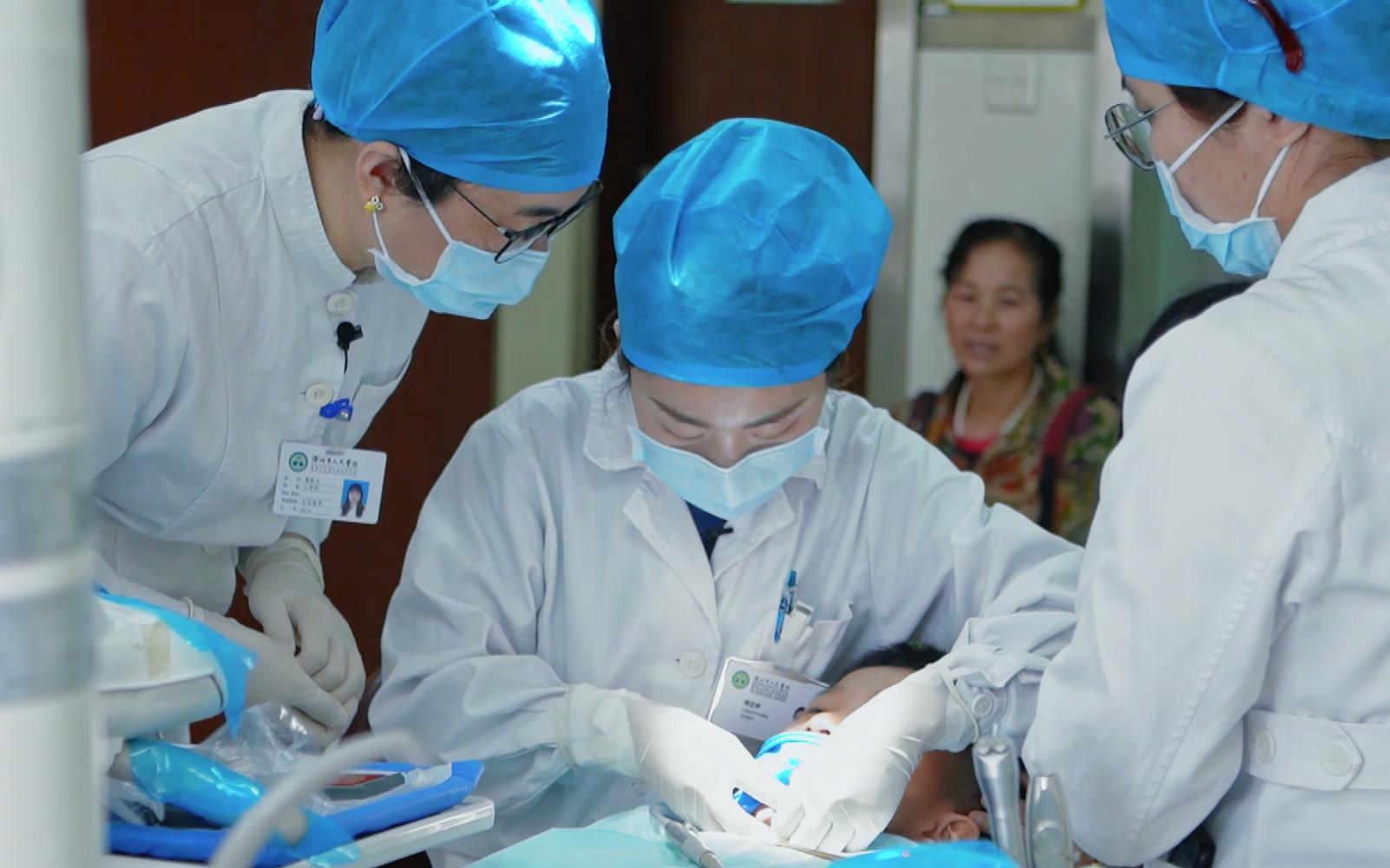 《我的白大褂》 第1期:急诊科生死抢救全记录,儿童口腔科规培医生...