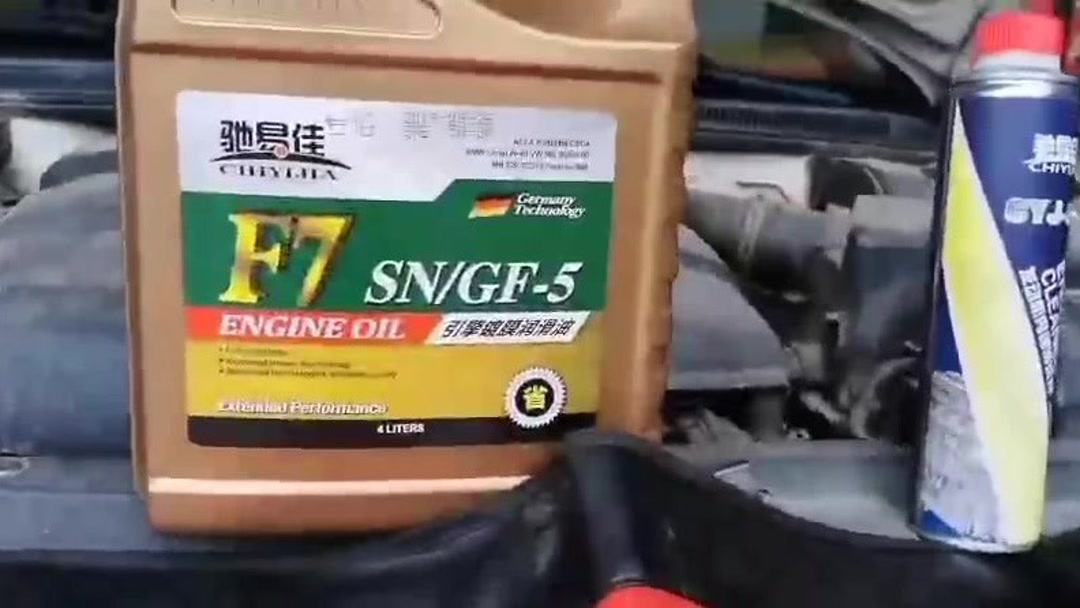 大众宝来更换机油,发动机内部清洗。