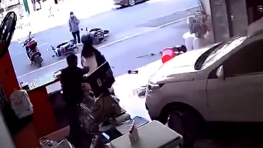 女子误把倒挡当成前进档,一脚油门退进商店,监控拍下这惊险的一幕