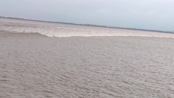 都说钱塘江大潮是多么壮观的场面,我怎么看到了却是这个样子