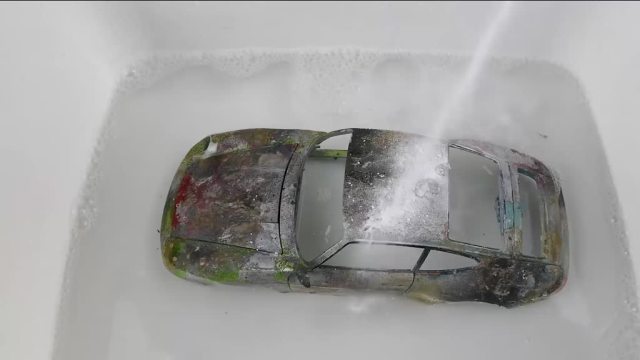 捡来一辆模型车,他拿回来翻新一下,瞬间有了500块的感觉