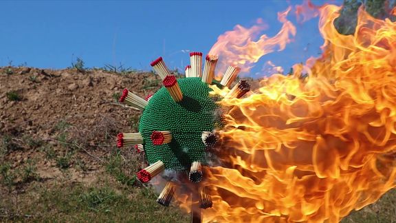 3万根火柴拼接的病毒模型,点火时简直不要太爽!