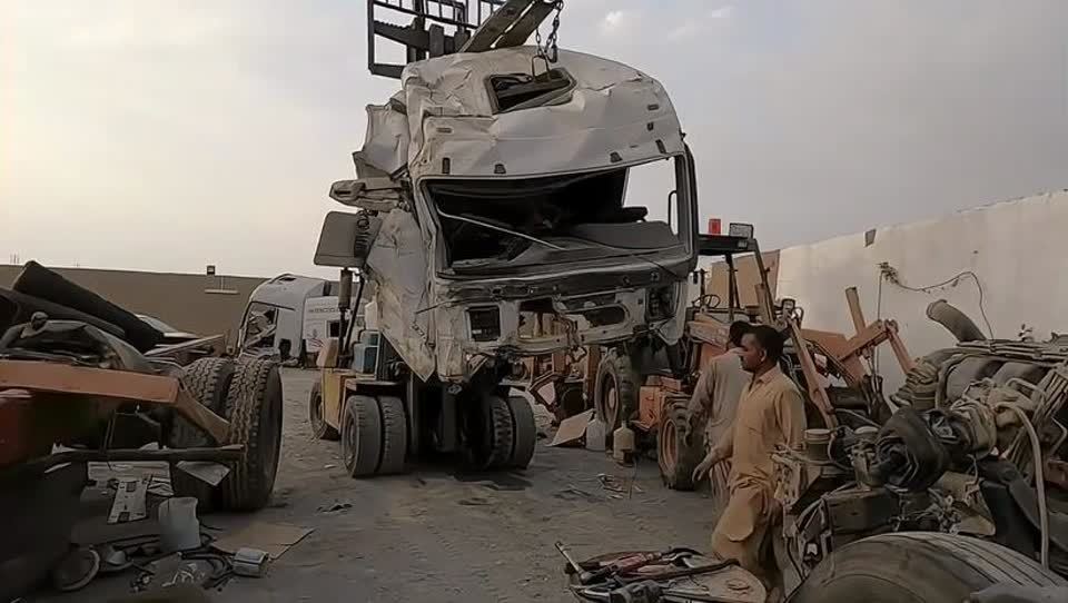 巴铁修理厂,维修奔驰大事故卡车全过程 巴铁维修 巴铁修车