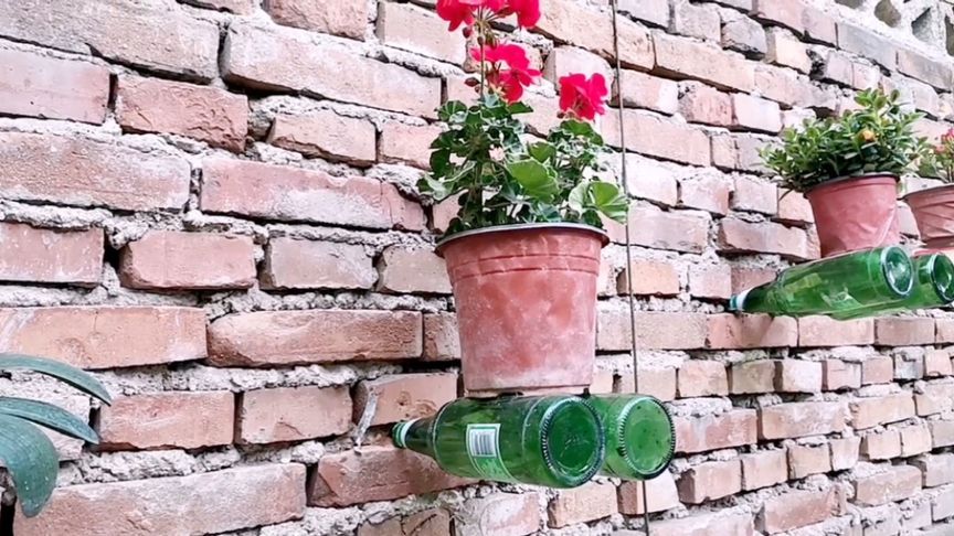 家里废旧瓶子千万别扔,农村小伙教你做花盆支架,成品太漂亮了